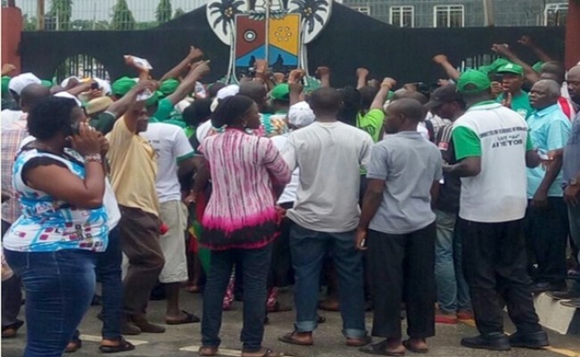 Street traders and hawkers protest in Lagos | Encomium Magazine